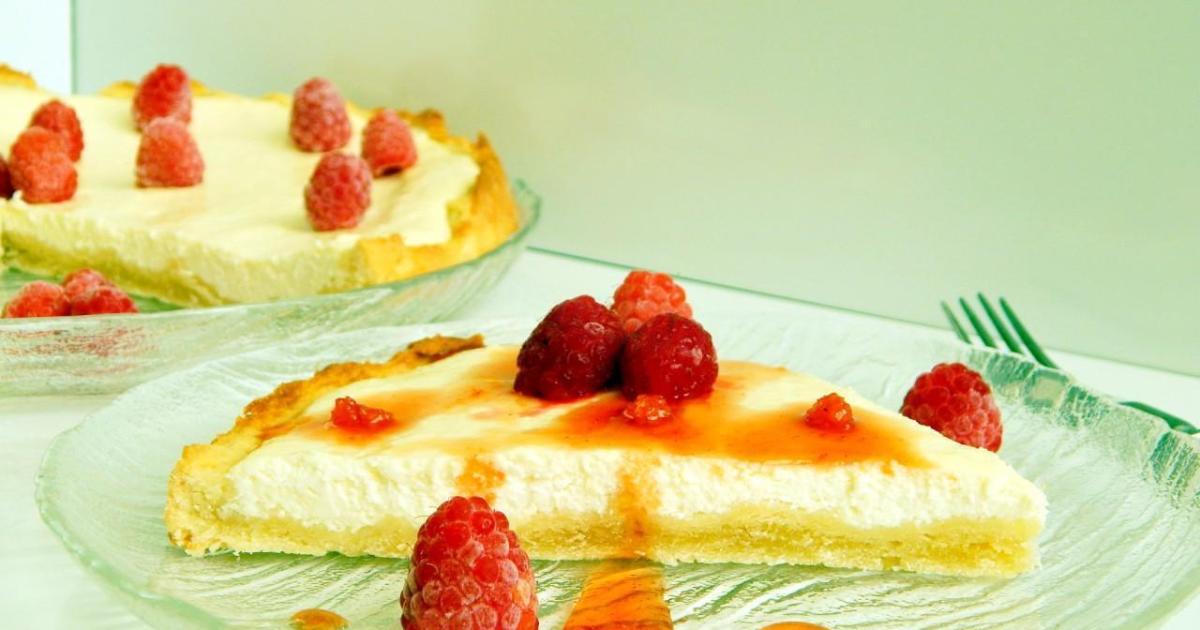 Light Cottage Cheese Cheesecake Recipe with Fresh Berries and Cream ...